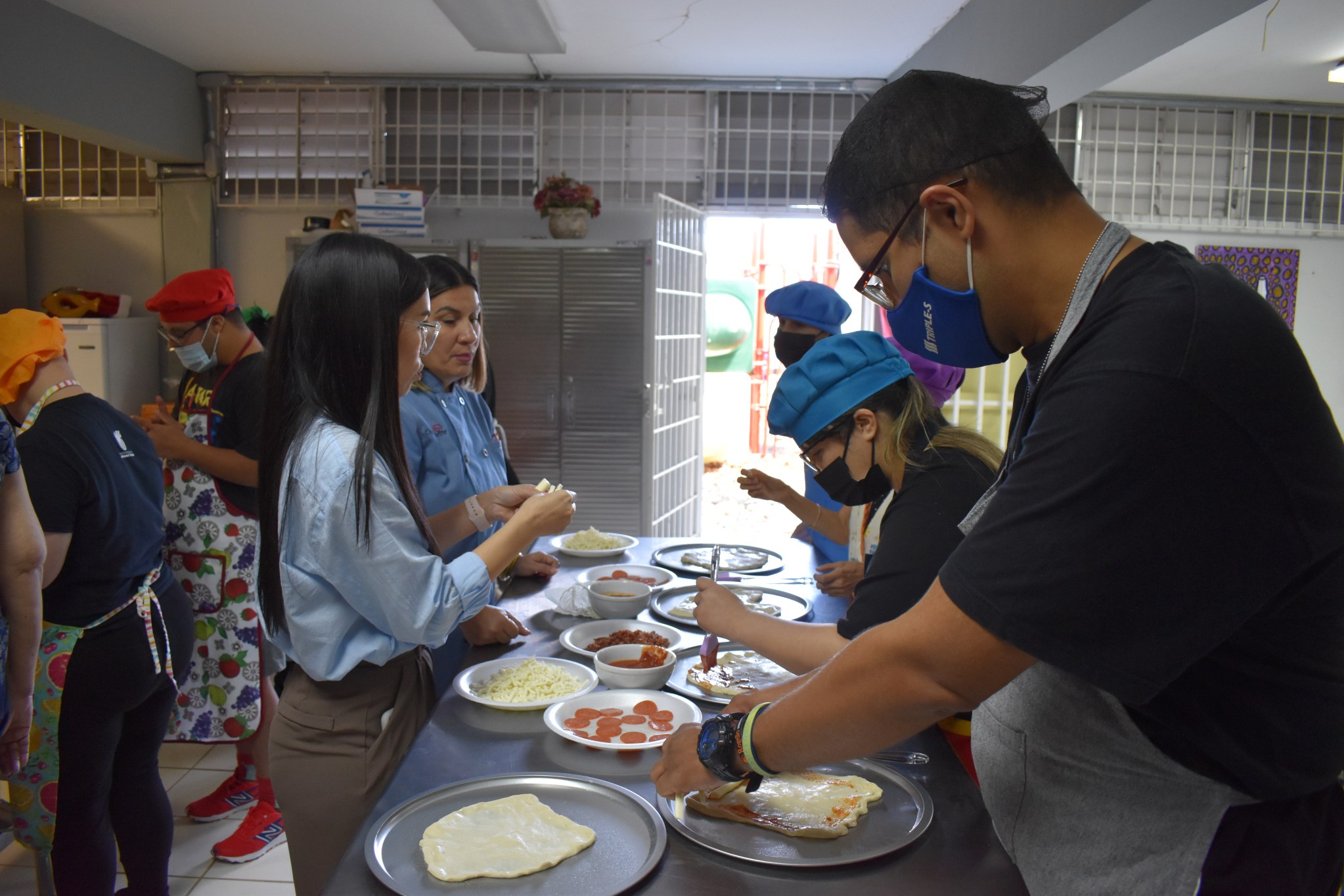 LA CHEF YAMILETTE ELABORA RECETA JUNTO A PARTICIPANTES DEL TALLER DE ...